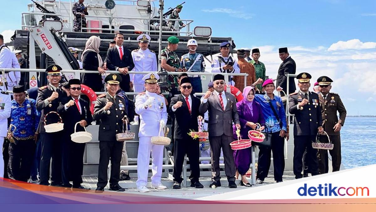 Doa dan Tabur Bunga di Selat Bali Kenang Prajurit KRI Nanggala