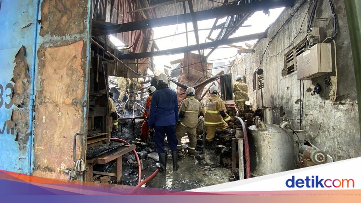 Pabrik Vulkanisir Ban di Kaligawe Semarang Terbakar, Saksi Dengar Ledakan