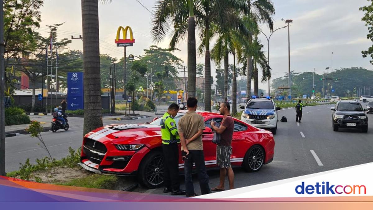 'Kaget' Bawa Mobil Sport Mustang, Pemuda di Pekanbaru Tabrak Median Jalan