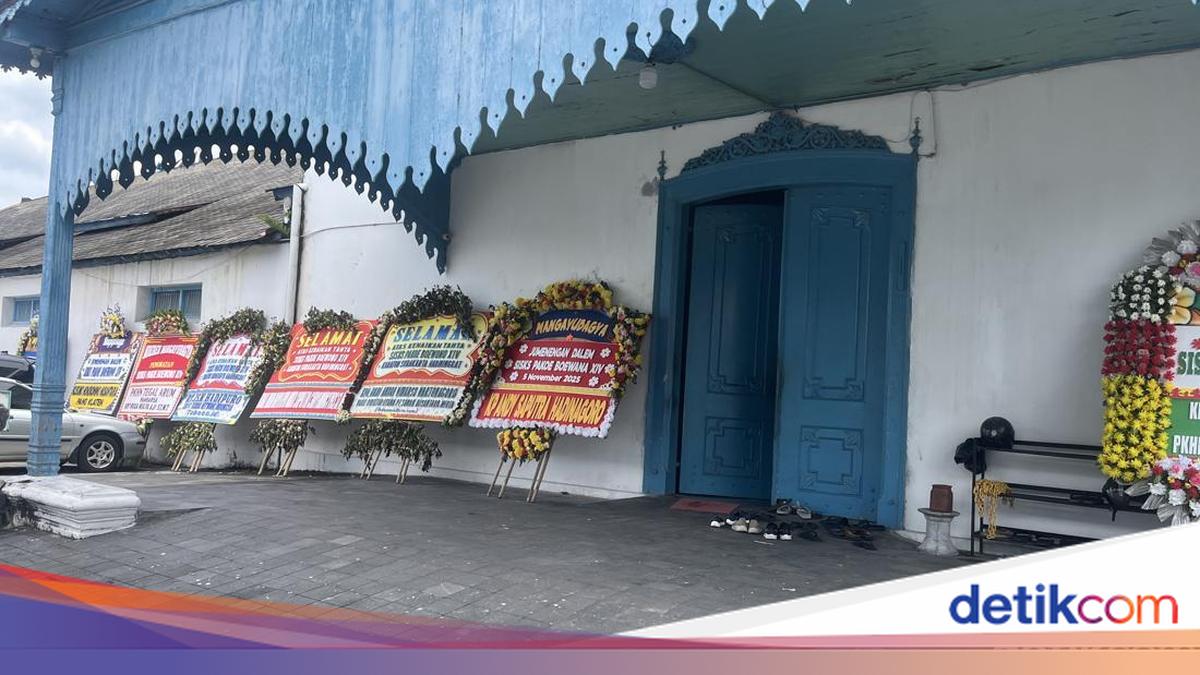 Karangan Bunga Mulai Berjejer di Keraton Solo Jelang Penobatan Raja Baru