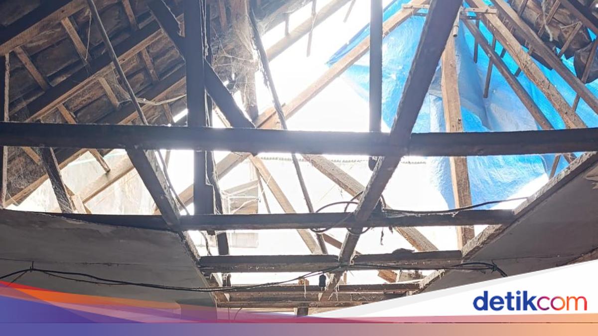 Tak Ada Hujan dan Angin, Atap Rumah di Jalan Jepara Surabaya Ambruk