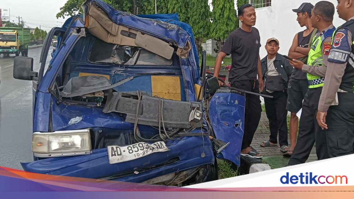 Sopir Pikap Terjepit Usai Hantam Bokong Truk di Jalan Jogja-Solo