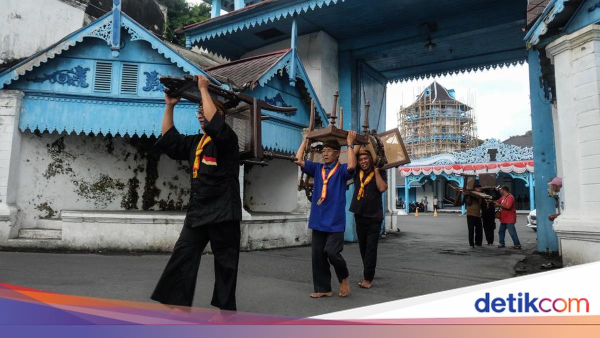 Persiapan Upacara Penobatan Raja Solo Pakubuwono XIV