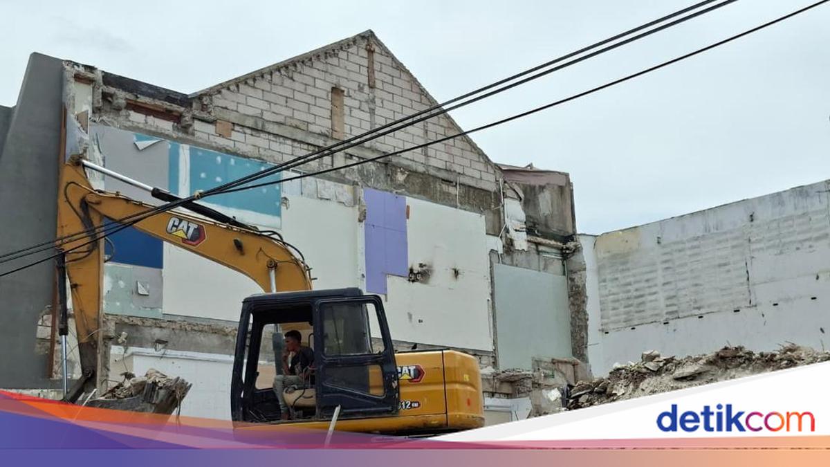 Video Ekskavator Hancurkan Rumah Sahroni Usai Dijarah Massa
