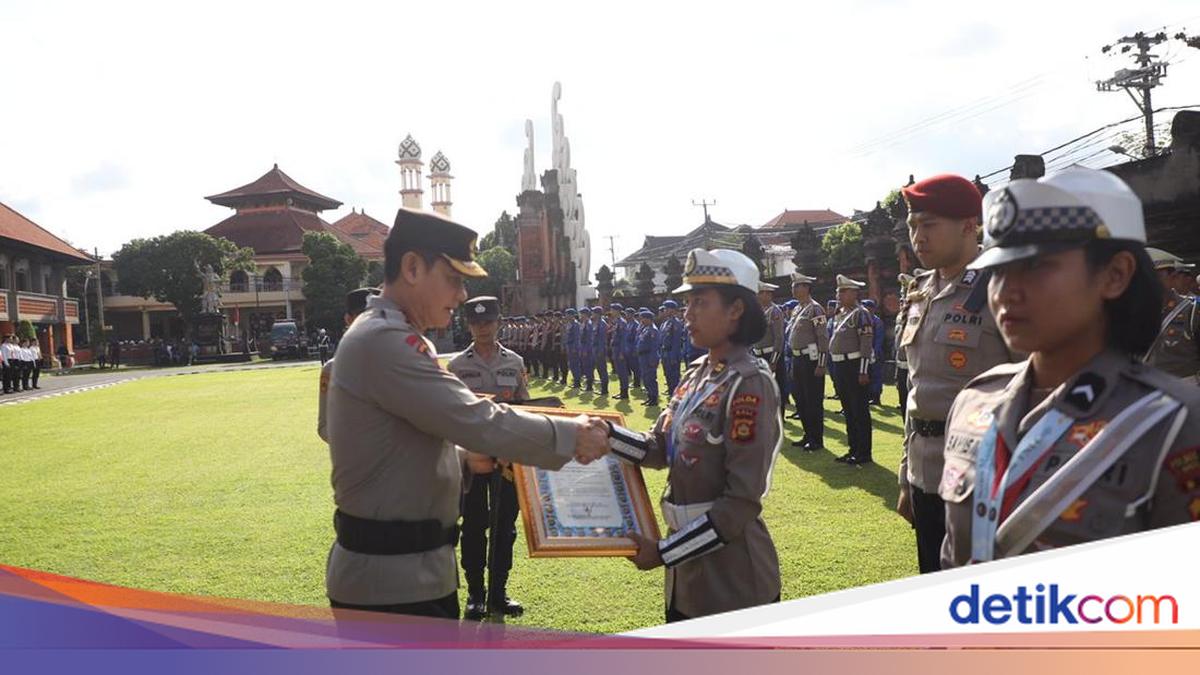 Kapolda Bali Beri Penghargaan untuk 73 Personel Beprestasi