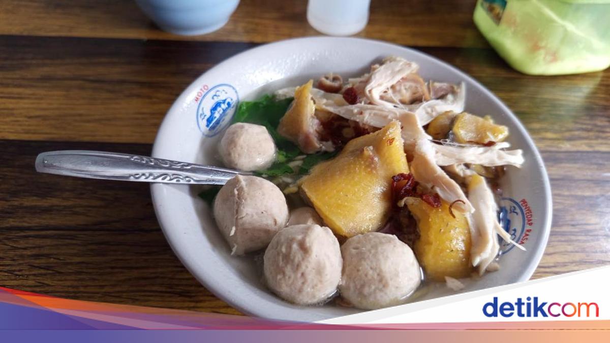 Uniknya Bakso Topping Suwiran Ayam Kampung di Muntilan Magelang
