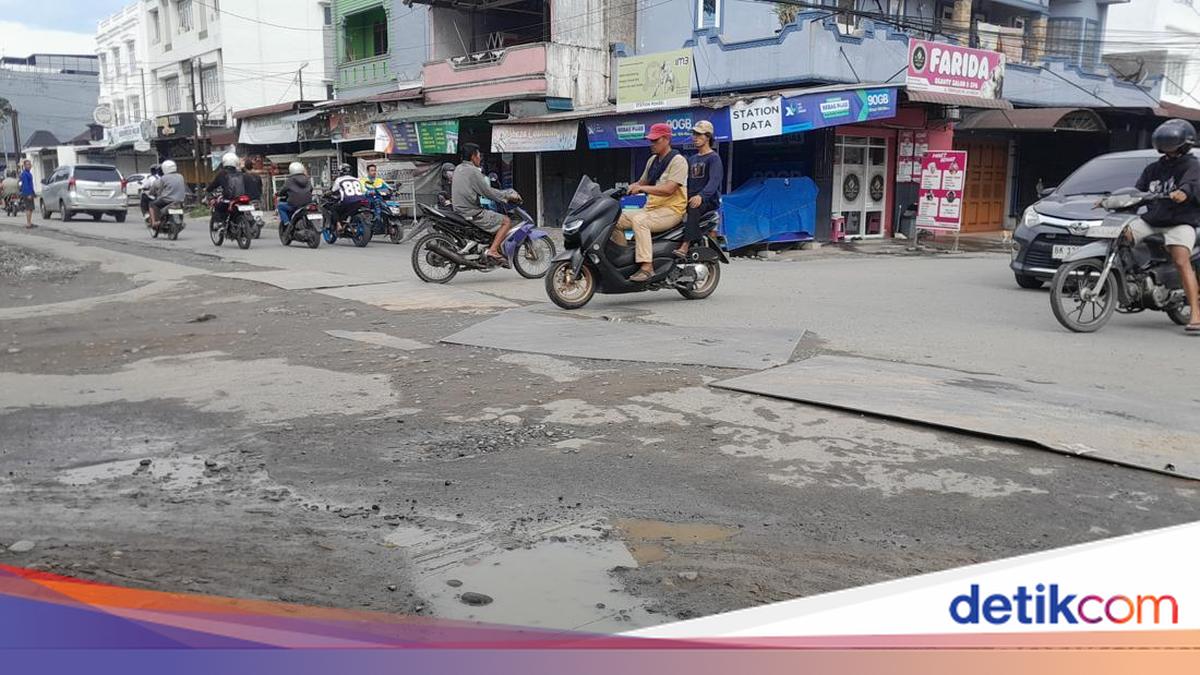 Simpang Jalan Tempuling-Tuasan Medan Tembung Rusak dan Bahayakan Pengendara