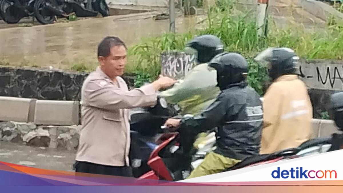 Jalan Aria Putra Ciputat Sempat Banjir Usai Diguyur Hujan Deras