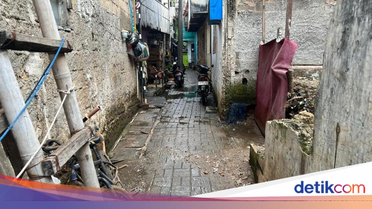 Banjir di Rawa Buaya Jakbar Surut, Warga Mulai Bersih-bersih