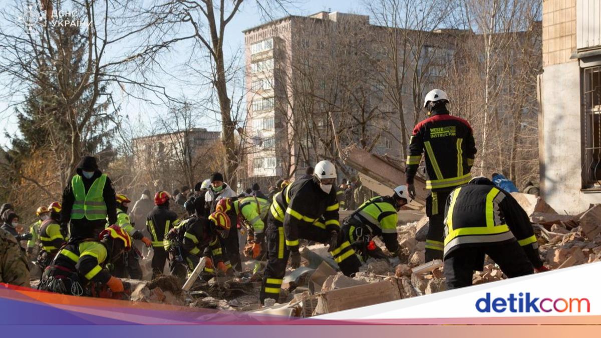Rudal Rusia Hantam Apartemen di Ternopil, Petugas Evakuasi Korban