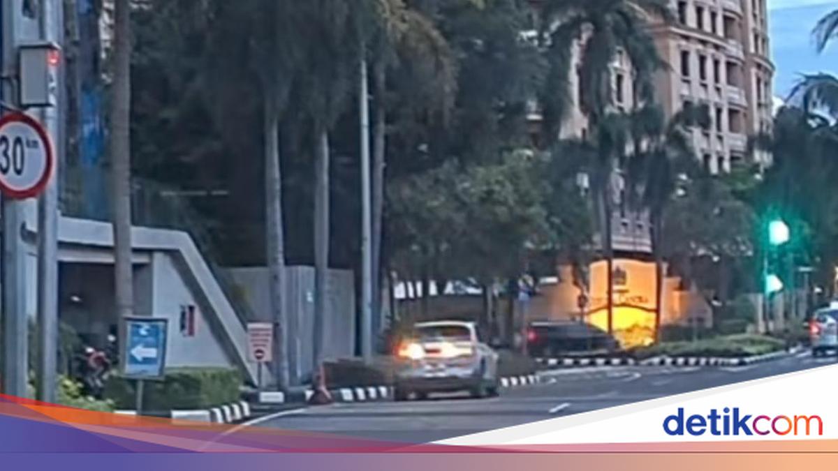 Bisa-bisanya Pemobil Santai Nyetir Mundur di Jalanan SCBD