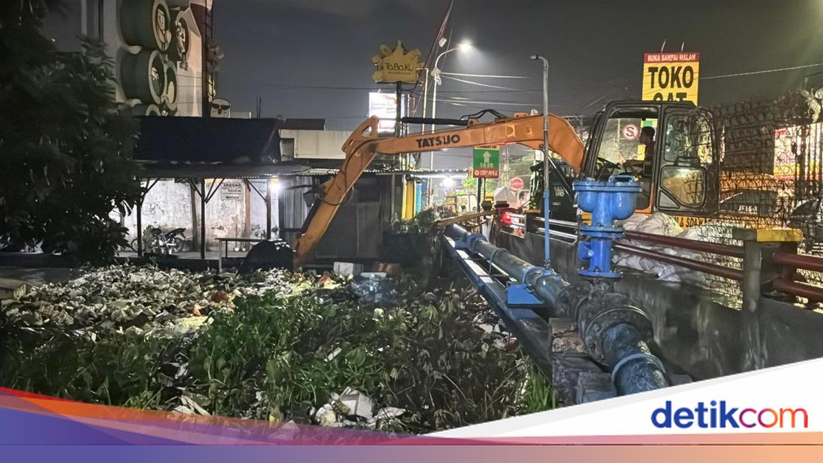 Atasi Banjir di Sidoarjo Kota, Bupati Turunkan Petugas-Kerahkan Alat Berat