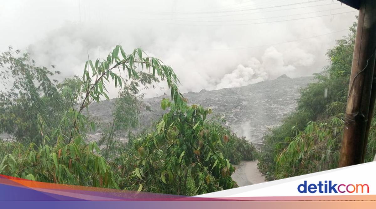 Asap Putih Mengepul dari Besuk Kobokan yang Penuh Material Semeru