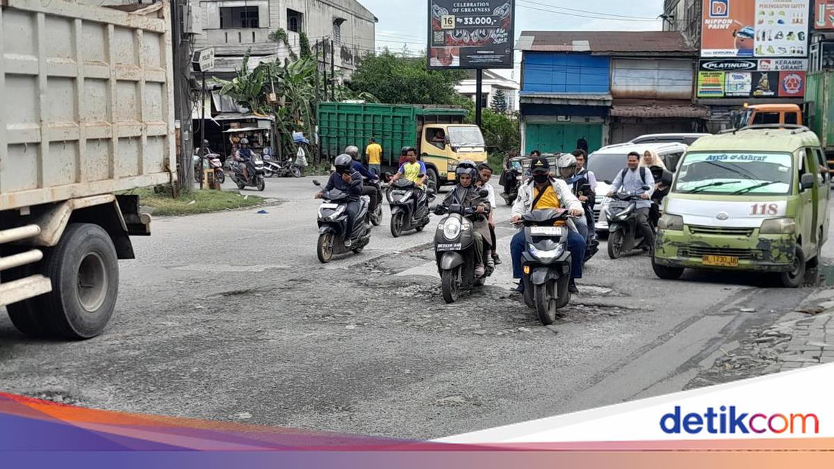 Jalan di Simpang Kantor Medan Labuhan Rusak Parah, Warga: Ngeri-ngeri Sedap