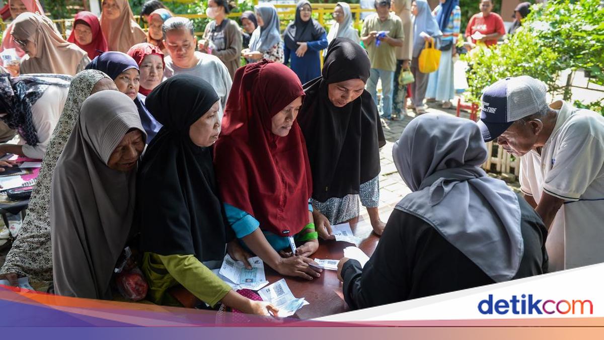 Warga Tangerang Antre Bantuan Pangan, Pemkot Salurkan Beras dan Minyak ...