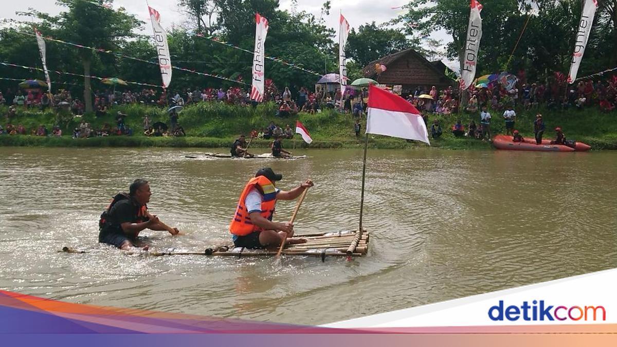 Keseruan Lomba Balap Getek di Festival Sungai Lika Liku Trenggalek