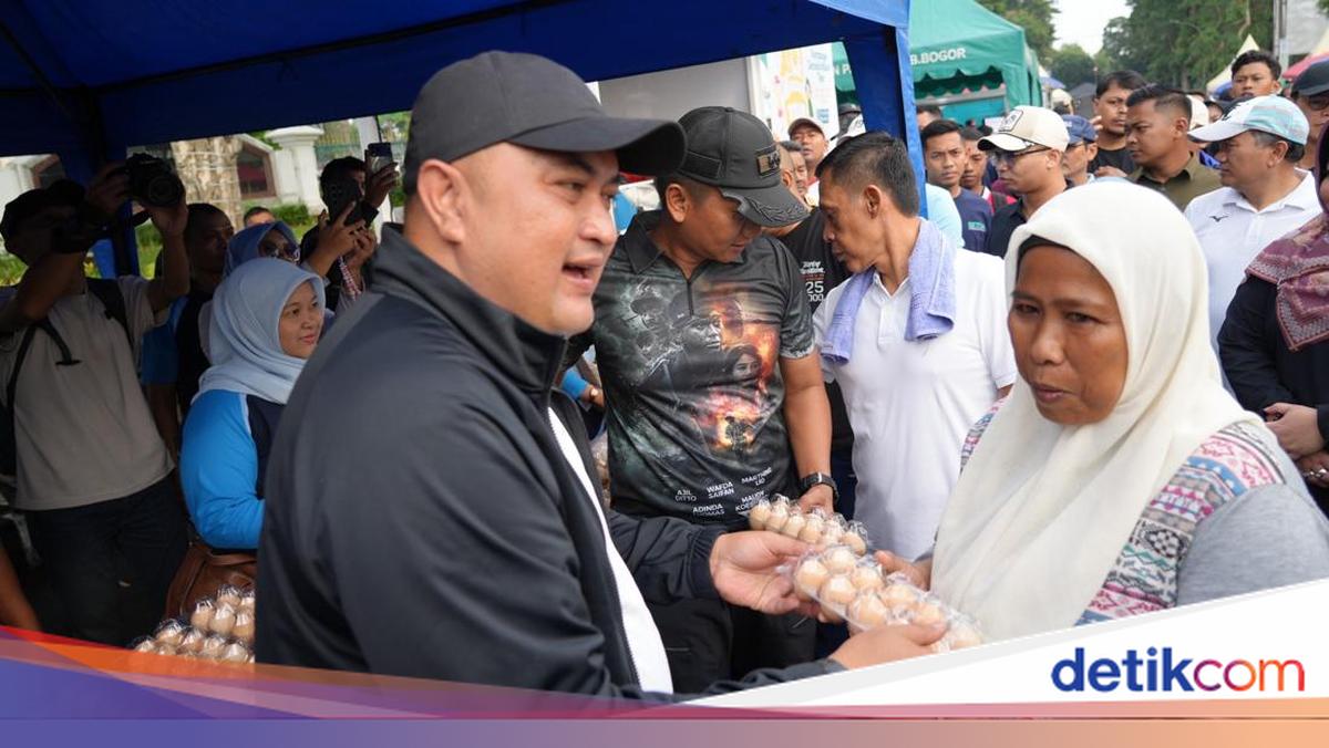 Senangnya Warga Kabupaten Bogor Dapat Paket Telur Gratis dari Bupati
