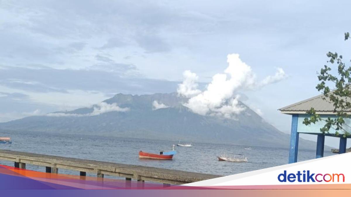 Aktivitas Gunung Sangeang Api Menurun Seusai Muncul Asap-Lava Pijar