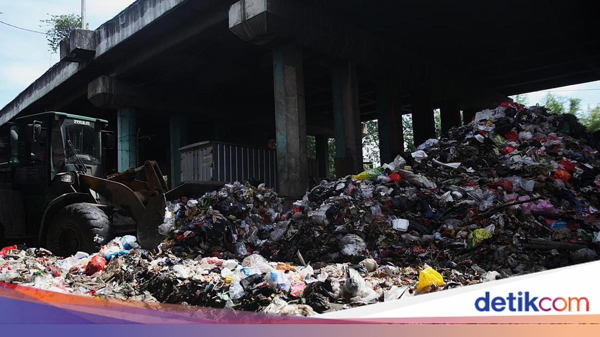 Potret Gunungan Sampah di Kolong Tol Priok