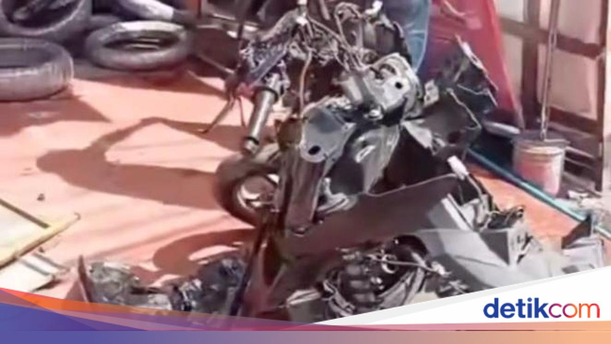 Ibu-ibu Bawa Mobil Tabrak Motor hingga Ringsek Parah di Jaksel