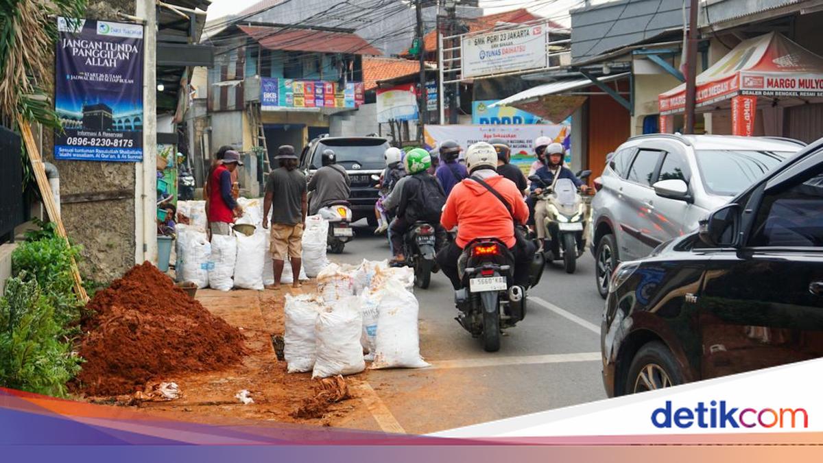 Galian Pemasangan Pipa Air Ganggu Lalin di Srengseng Sawah