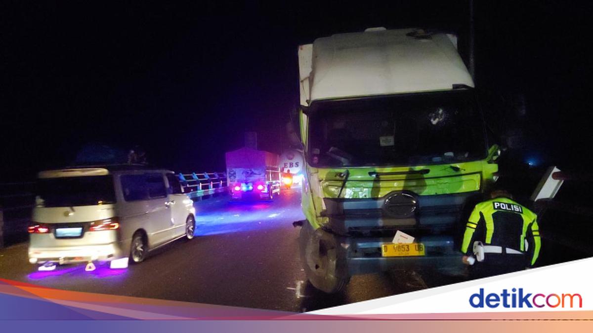 Truk Tronton Adu Banteng dengan Angkot di Jembatan Rajamandala, 3 Tewas