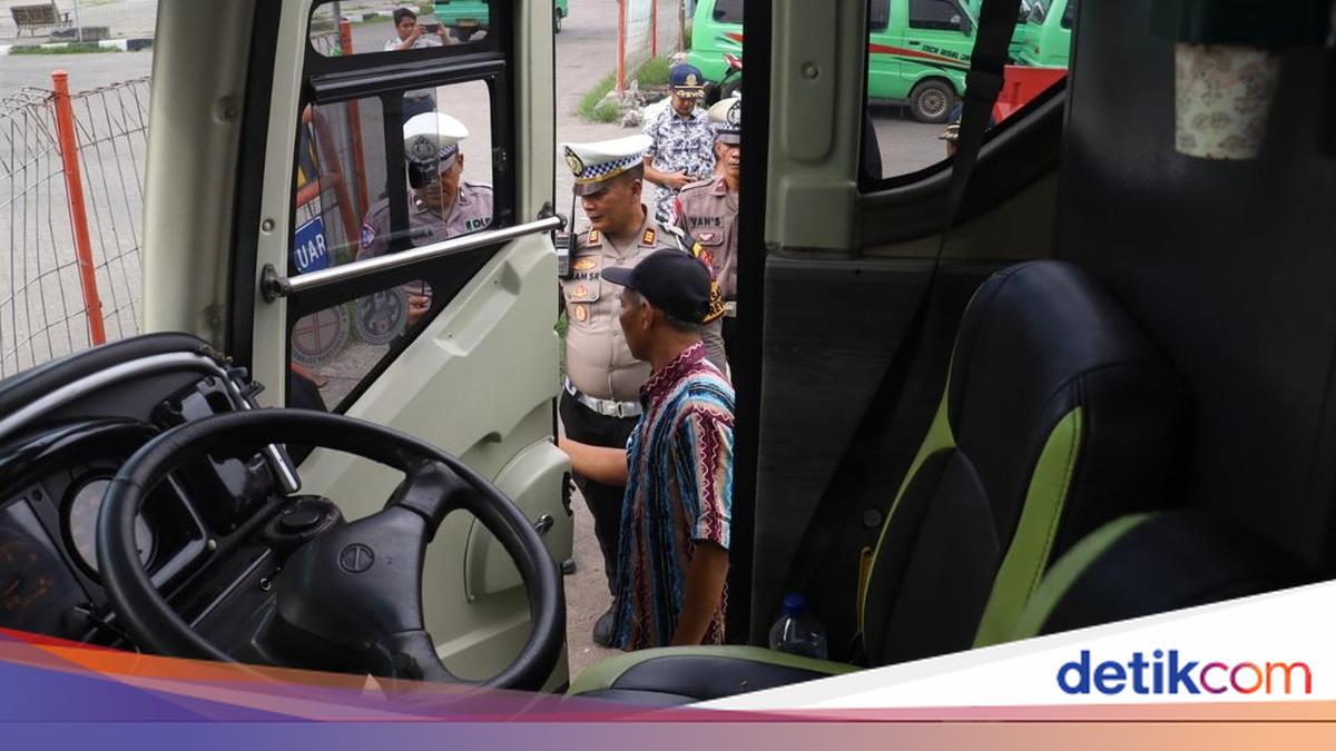 Polres Pelabuhan Tanjung Perak Gelar Ramp Check Bus dan Tes Urine Sopir