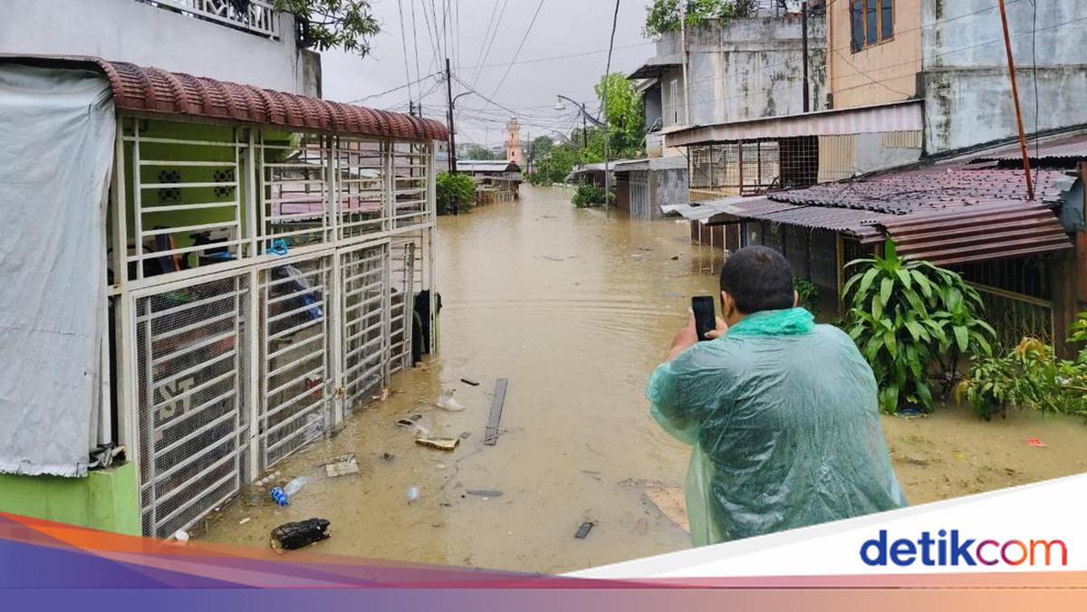 Medan Banjir Parah, Rumah Warga Terendam Air hingga Atap