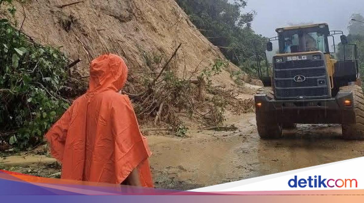 Sumbar Banjir, Lembah Anai Longsor, Akses Jalan Utama Terputus