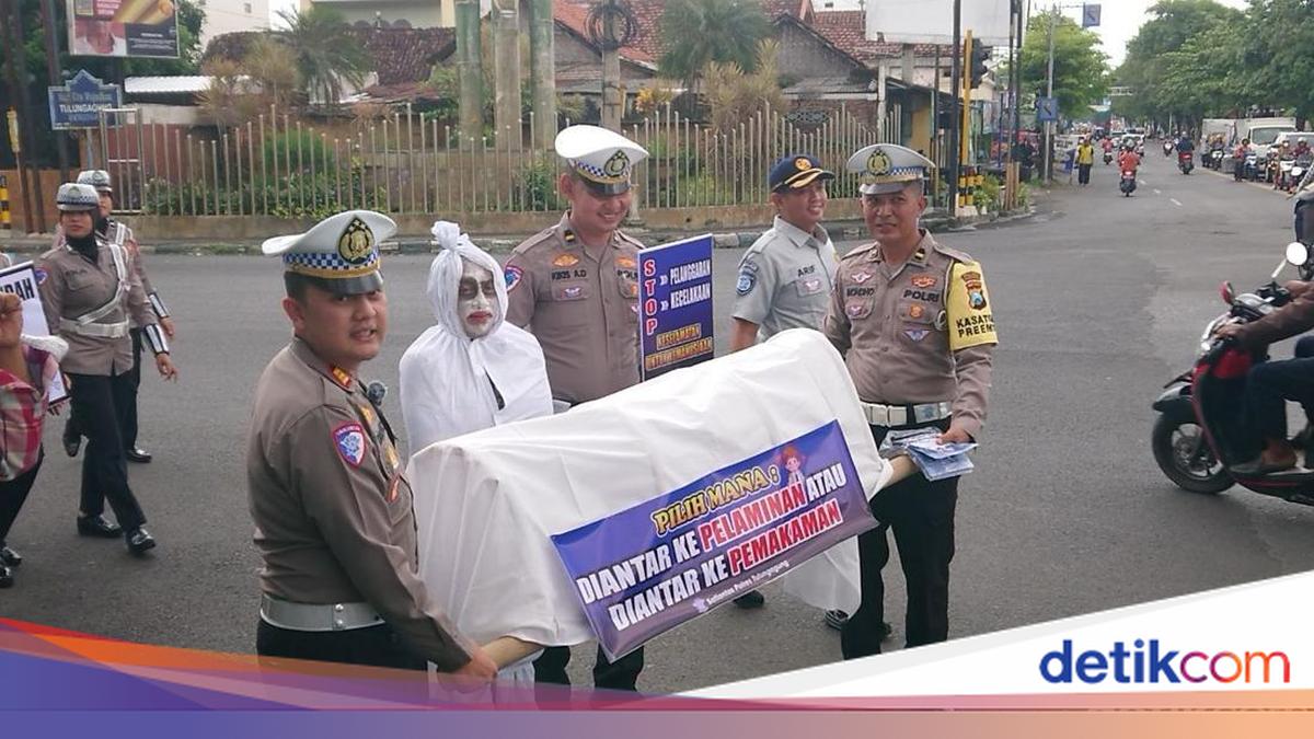 Pocong-Keranda Mayat Turun ke Jalanan Tulungagung Ingatkan Bahaya Laka