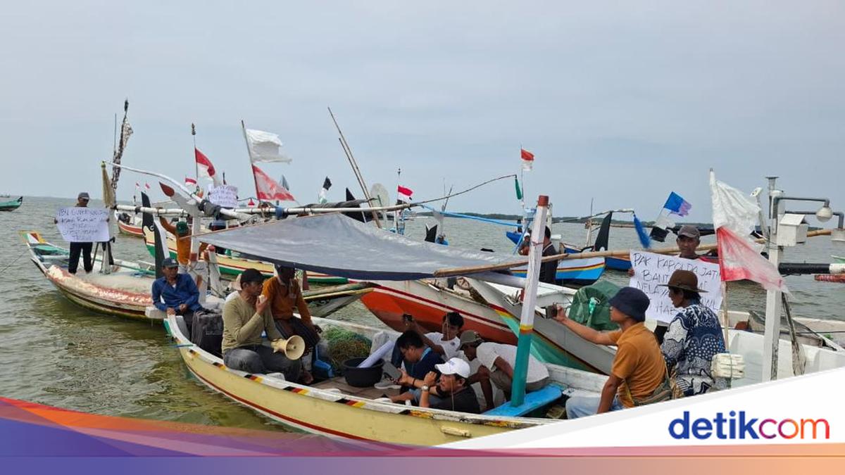 Nelayan Bangkalan Demo Penggunaan Jaring Trawl di Tengah laut