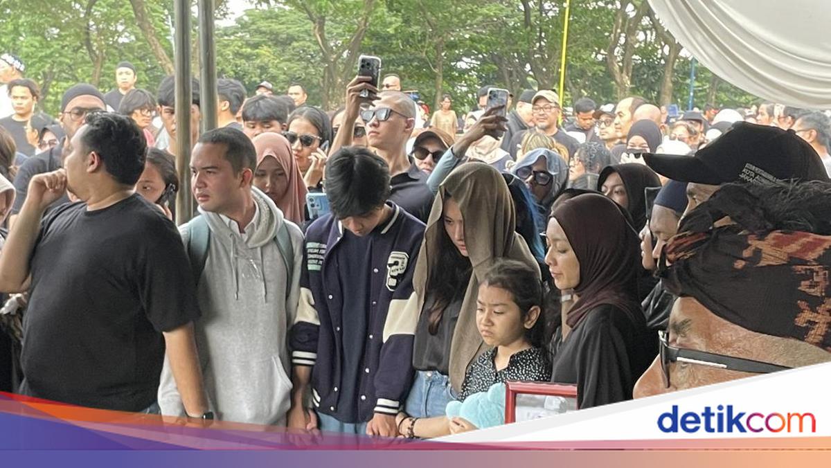 Richa Novisha Lemas dan Dipapah Keluarga Saat Lepas Jenazah Gary Iskak