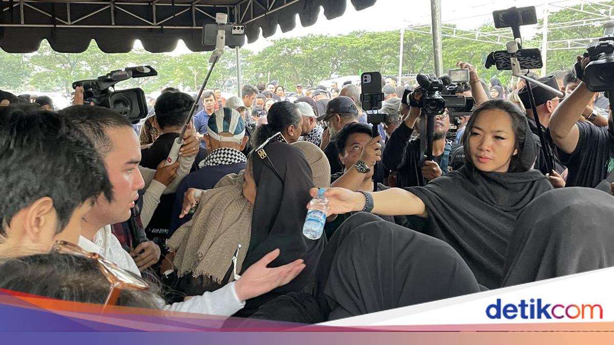 Tangis Richa Novisha dan Anak Usai Gary Iskak Dimakamkan
