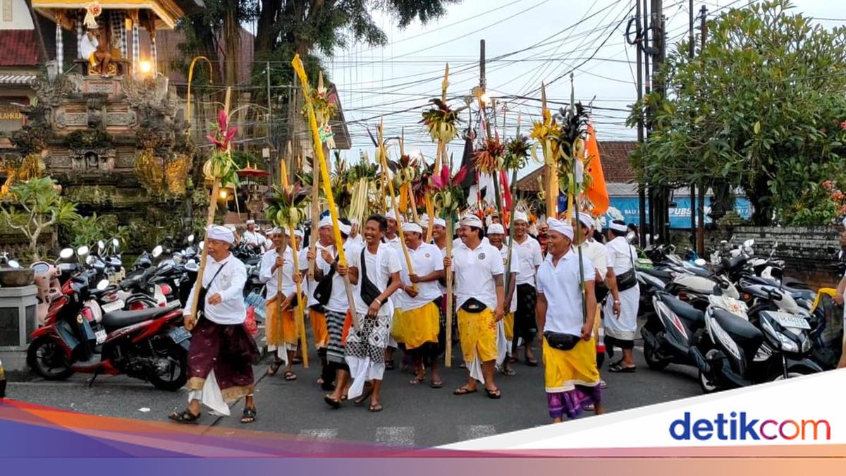 Ratusan Pria Bertombak Keliling Desa Ikuti Ngerebeg Matiti Suara di ...