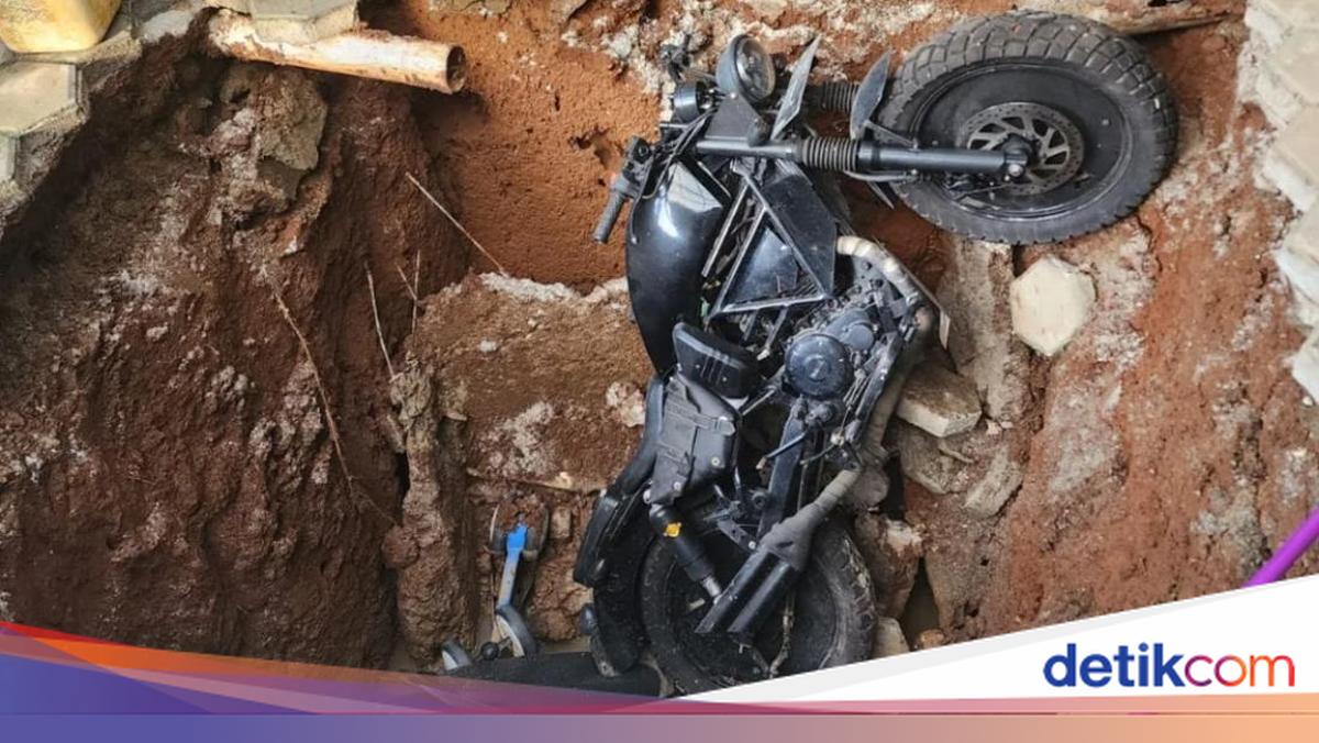 Damkar Evakuasi 2 Motor dan 1 Sepeda Kejeblos Septic Tank di Depok