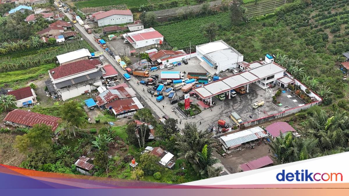 Kendaraan Mengular Antre BBM di SPBU Bikin Jalanan Karo Macet Panjang