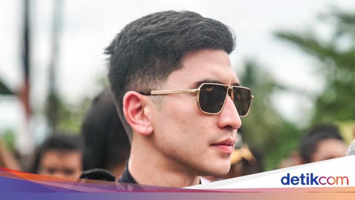 Gaya Verrell Bramasta Kunjungi Korban Banjir Sumatera Pakai Vest, Jadi ...