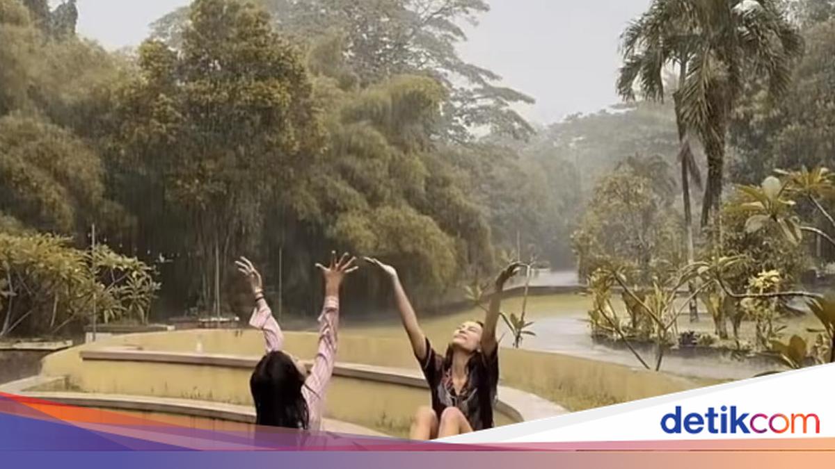 Potret Fuji dan Erika Carlina Mandi Hujan: Bebas, Lepas-Kayak Masa Kecil
