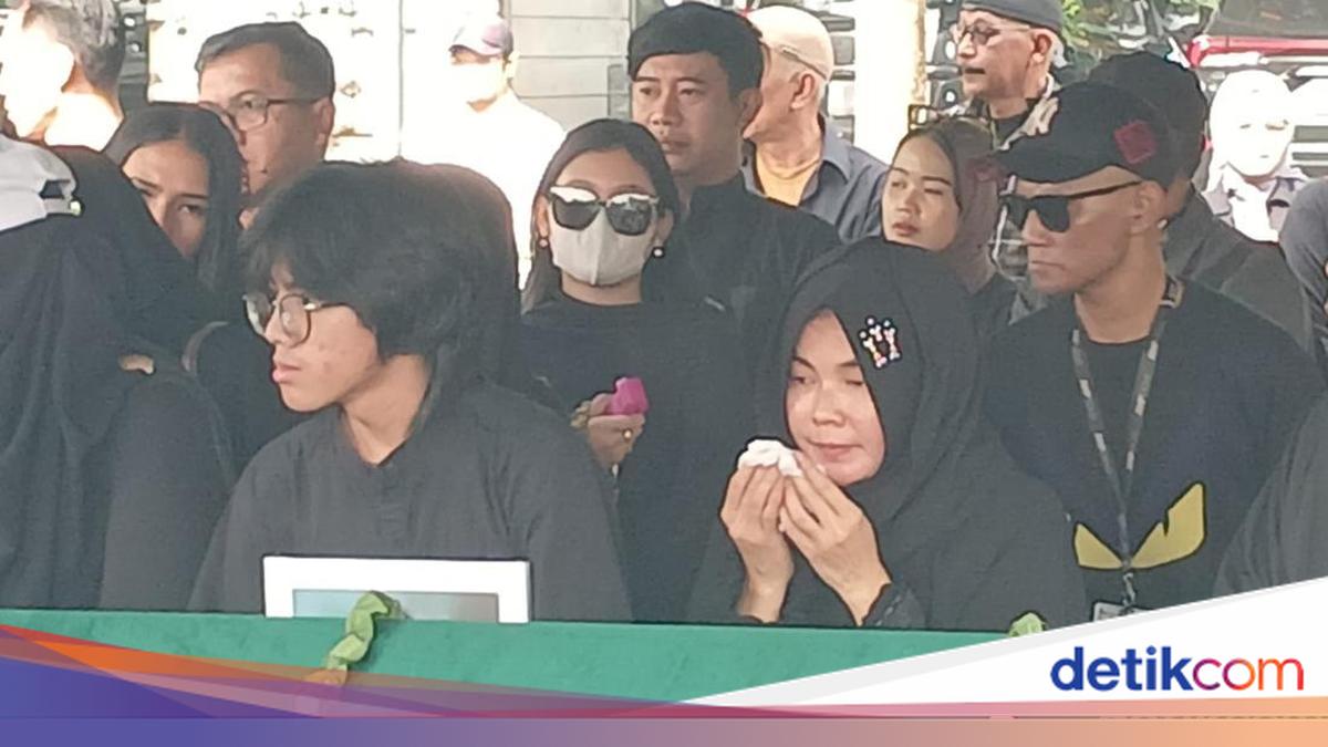 Karina Ranau Histeris Epy Kusnandar Dimakamkan, Kehilangan Teman Cerita