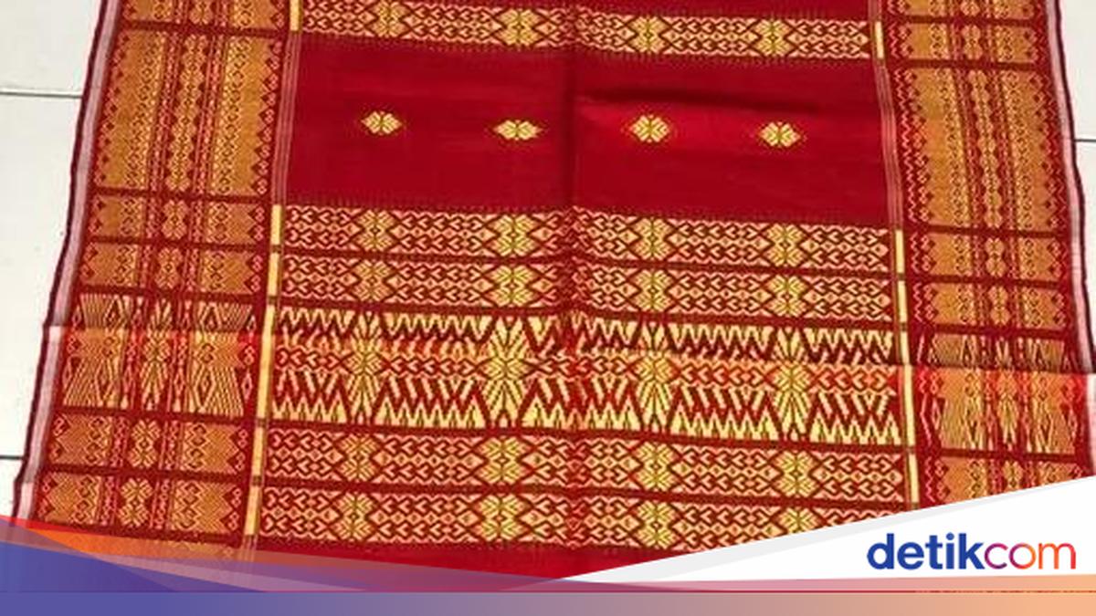 Mengenal Perbedaan Ulos Batak Toba-Uis Nipes Karo: 2 Kain Adat dan ...