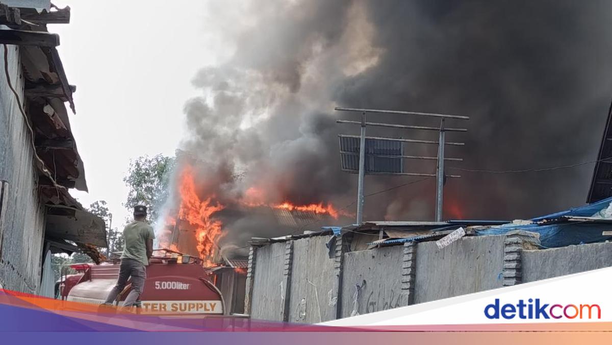 Sejumlah Rumah di Belakang Pasar Batu Cermin Labuan Bajo Terbakar