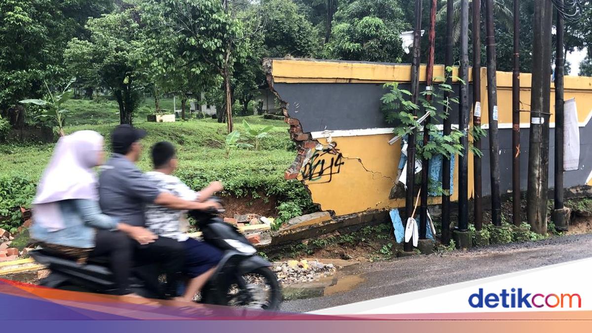 Pagar Bukit Siguntang Palembang yang Roboh Belum Diperbaiki