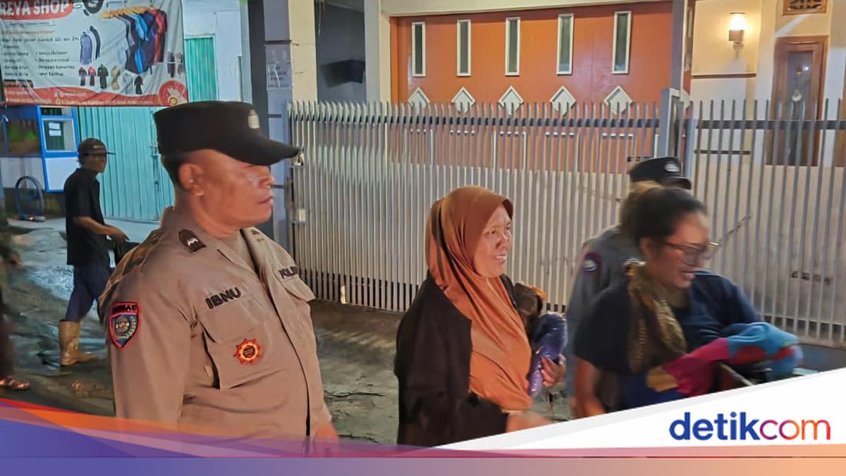 Gerak Cepat Polisi Cimahi Evakuasi Korban Banjir Margaasih
