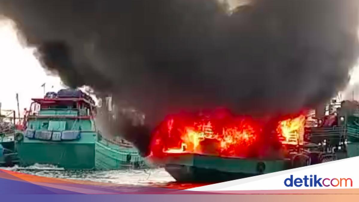 2 Kapal Terbakar di Pelabuhan Muara Baru, Api Berkobar