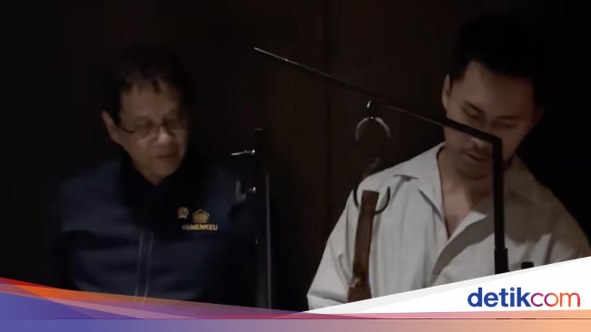 Ketika Menkeu Purbaya Gaya ala Salt Bae, Tabur Garam ke Tomahawk Steak!