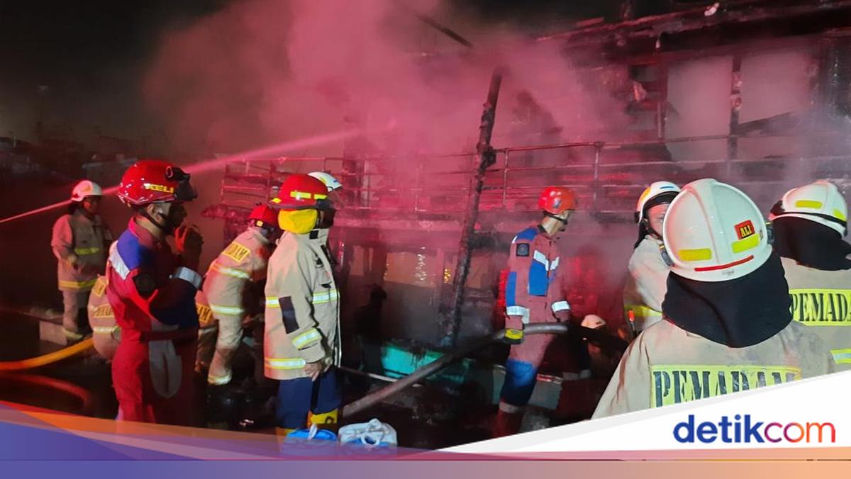 Kapal Terbakar di Pelabuhan Muara Baru Dipicu Korslet, Kerugian Rp 500 Juta
