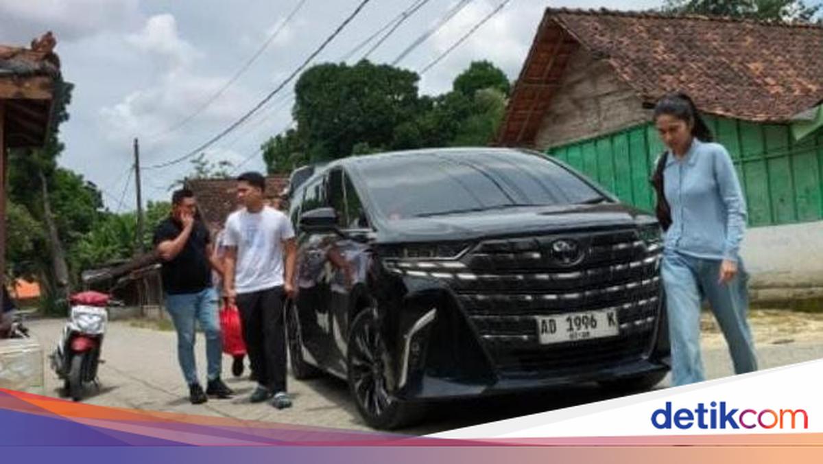 Azizah Salsha Takziah ke Rumah Duka Ayah Pratama Arhan di Blora