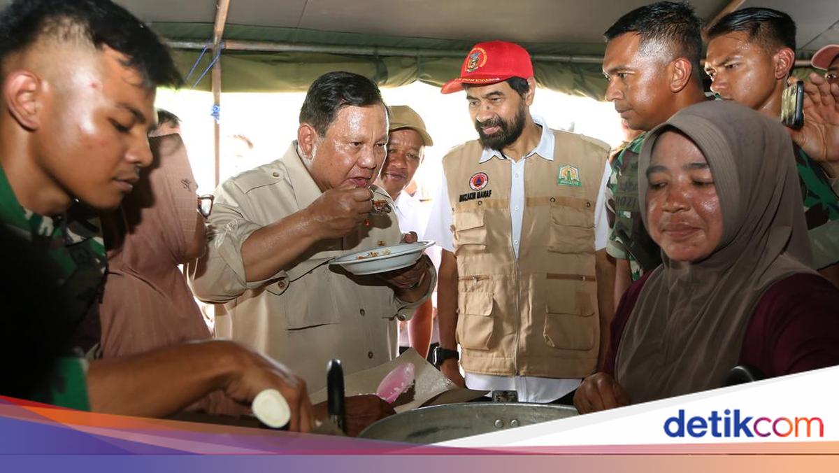 Momen Prabowo Cicipi Makanan di Tenda Pengungsi Korban Banjir Aceh