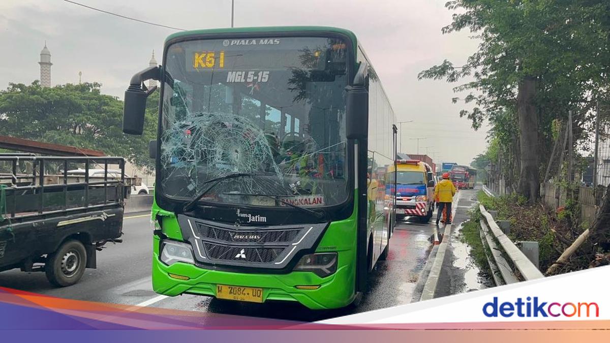 Kronologi Tabrakan Beruntun Bus Trans Jatim di KM 8 Tol Satelit-Perak