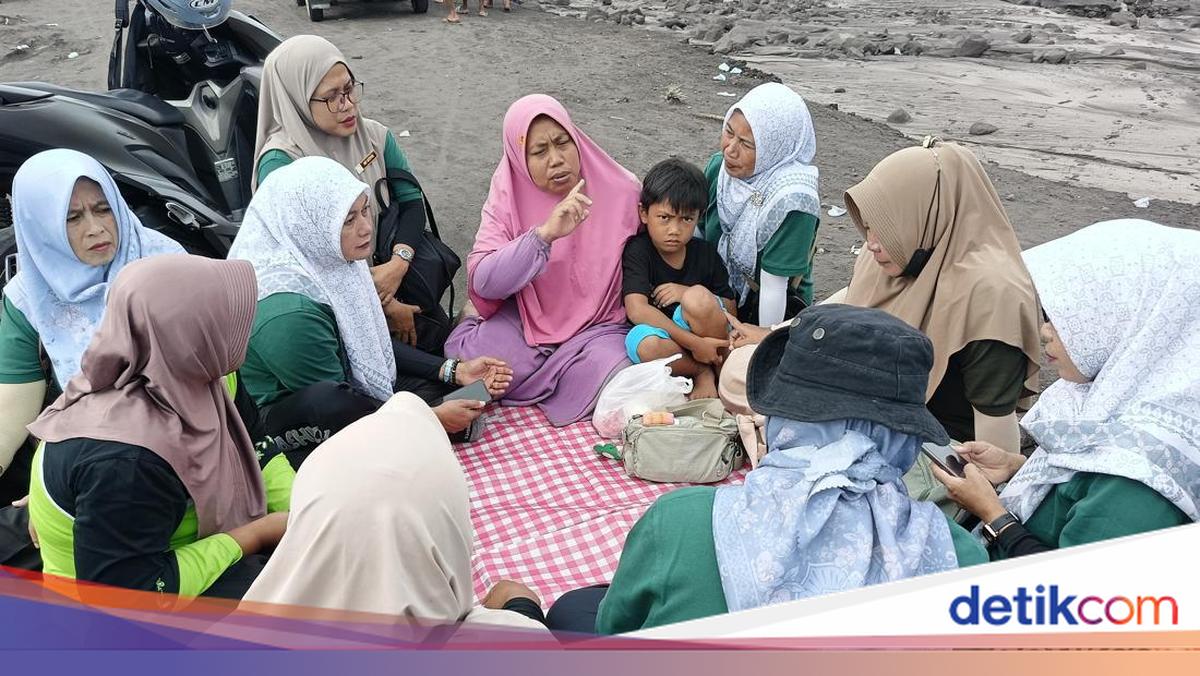 Kisah Pilu Nur Fitri Rumahnya Hancur Diterjang Lahar Semeru